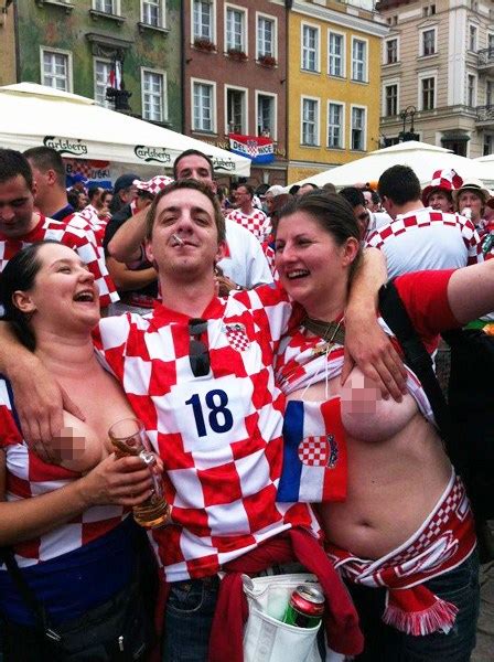 Las aficionadas locas lucen sus pechos en partidos de fútbol Spanish