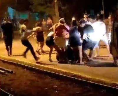 VÍDEO Mulher é espancada até a morte por vizinhos durante briga