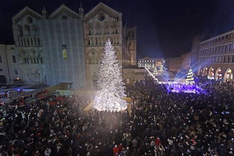 E Stato Acceso Lalbero Di Natale Migliaia Di Persone In Piazza