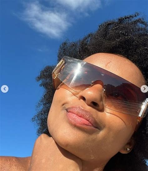 Natália Deodato renova o bronzeado
