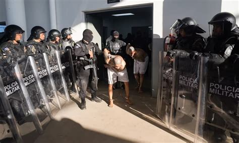 Las fuertes imágenes del traslado de los primeros pandilleros a la