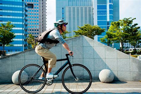 街中を自転車で走るメッセンジャー 11032000079 の写真素材イラスト素材アマナイメージズ