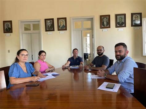 Prefeito Léo Camilo assina Termo de Parceria a Paróquia Santo