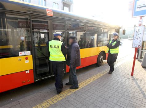 Warszawa Na pasażerów buchnęła wrząca ciecz Popłoch w miejskim