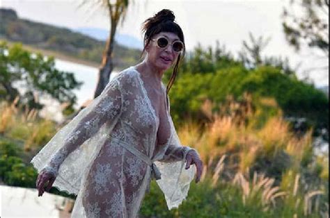 Moria Casán se paseó casi desnuda en Punta Con una bata blanca
