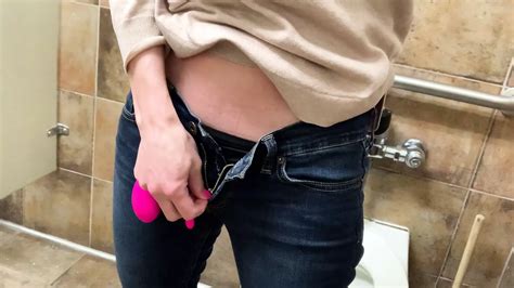 MILF Pirang Menyemprotkan Di Mobil Memakai Vibrator Jarak Jauh Di