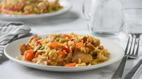 Arroz con pollo y verduras receta casera y fácil para comidas habituales