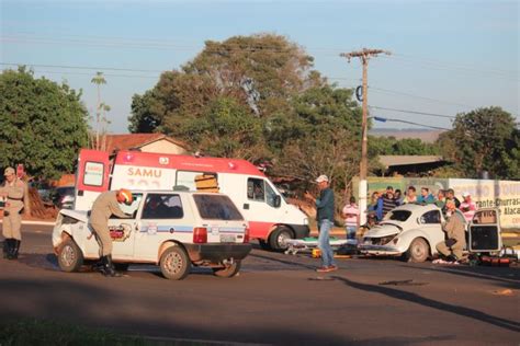 Colisão entre veículos deixa vítimas feridas e presas às ferragens em