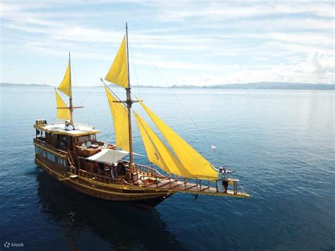 D N Phinisi Komodo Sailing Tour Klook Singapore
