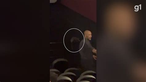 Vídeo Vídeo mostra momento em que gambá invade cinema em Rio das
