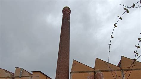 Esplorazione Di Una Fabbrica Abbandonata Troviamo Gente Che Ci Vive