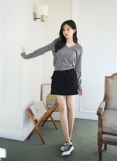 Pin Oleh Tim Di Women S Fashion Gaya Model Pakaian Gaya Model