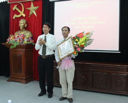 Lễ trao tặng Huy hiệu 30 năm tuổi Đảng cho Đảng viên