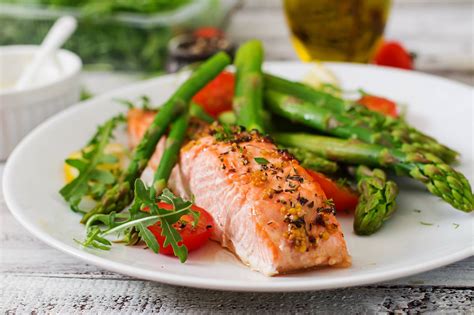 SALMÓN AL HORNO CON COSTRA DE ALMENDRAS Y GUARNICIÓN DE VERDURAS