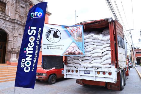 Entrega SDAyR seguro catastrófico y alimento para ganado en Manuel