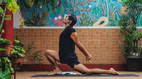 Power Vinyasa Yoga 10 55 Minutos de Práctica Full Body Buscando