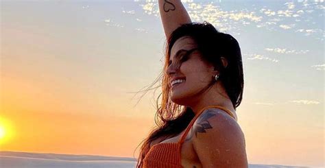 Ex BBB Carol Peixinho Causa Ao Exibir Barriga Surreal Em Fotos De