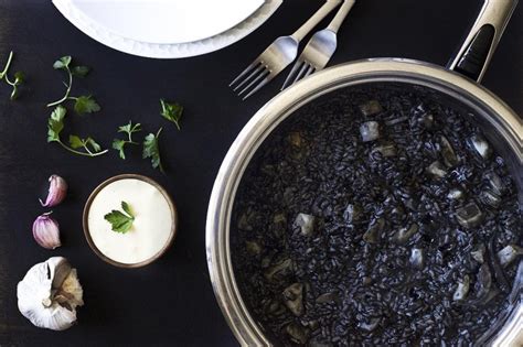 Arroz Negro Con Sepia Y Salsa Alioli