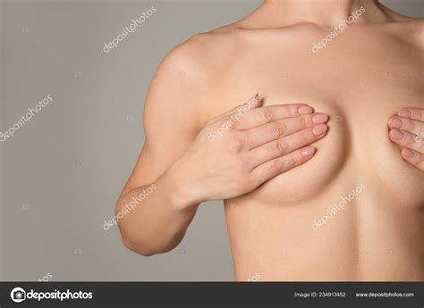 Mujer Desnuda Sobre Fondo Gris Concepto Aumento Senos Fotograf A De