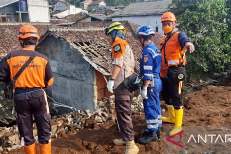 Satu Keluarga Di Kota Sukabumi Tertimbun Longsor Satu Kritis ANTARA