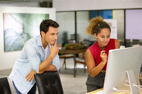 Gente De Negocios Trabajando Juntos En La Oficina Foto Premium
