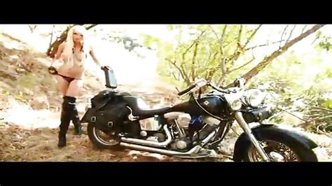 Una Bella Biker Bionda Ci Fa Vedere Il Suo Bel Corpo All Aperto