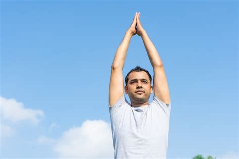 Hombre Indio Haciendo Yoga Y Presionando Las Manos Juntas Por Encima De