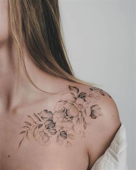 As 35 mais belas tatuagens no ombro feminino que você já viu hoje