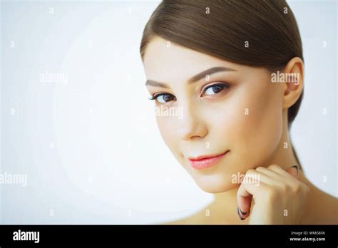 Soins et Beauté Femme avec la peau belle et pure Jeune fille Photo