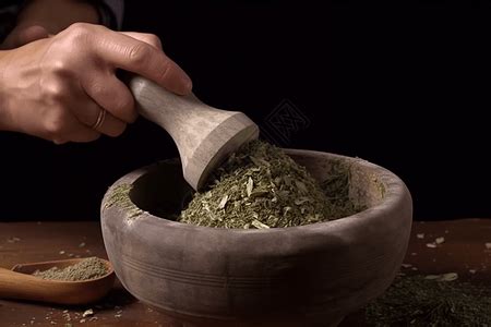 用研钵和研杵研磨草药的过程高清图片下载 正版图片600136453 摄图网
