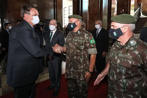 Bolsonaro nomeia comandante do Exército escolhido por Lula