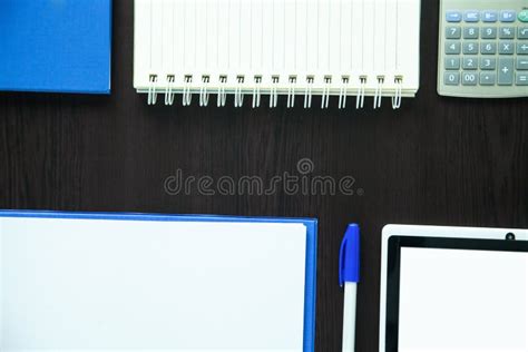 Mesa De Escrit Rio Tabuleta Calculadora E Bloco De Notas Foto De