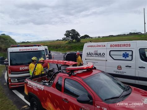 Motorista Perde Controle Da Caminhonete Tomba E Ela Fica Virada
