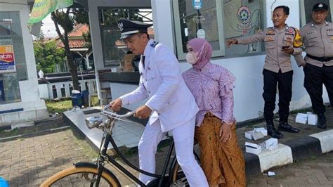 Cara Unik Zakaria Kades Terpilih Di Batang Ngonthel Boncengkan Istri