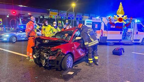 Grave Incidente Sulla A Tamponamento Tra Auto Al Casello Morte Due
