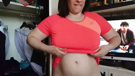 妻子戏弄戴绿帽子的丈夫她给他自慰并在外面裸体 xHamster