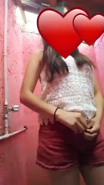 Chica Se Desnuda Frente A La Cámara Cnn Amador