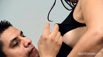 Pequena niñita adolescente cabelos cacheado brincando Xvideos Xxx