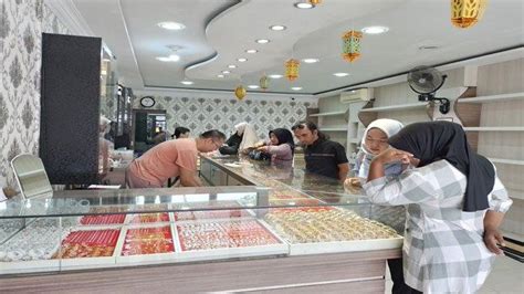 Jelang Lebaran 2024 Toko Emas Di Anambas Ramai Diserbu Emak Emak