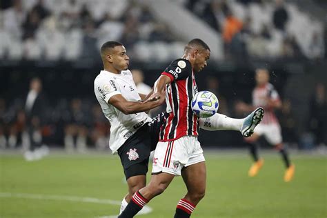 Em temporadas conturbadas São Paulo e Corinthians decidem vaga na