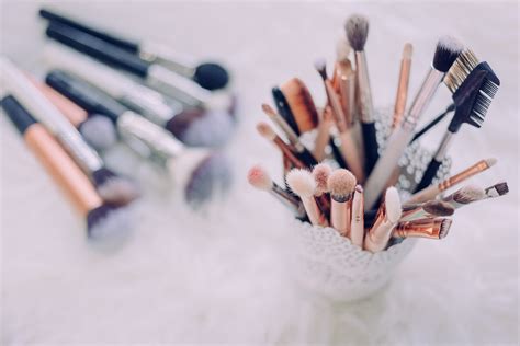 Quel Pinceau De Maquillage Choisir Pour Debuter Conseils Divina Beaute