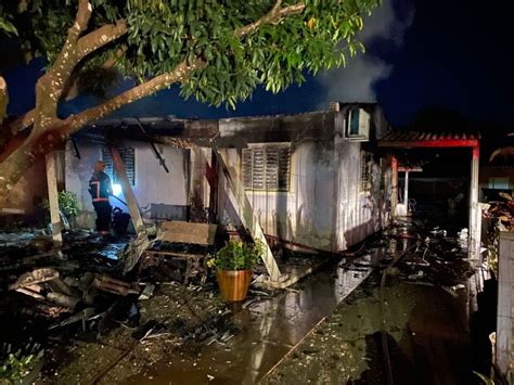 Homem agride mulher e coloca fogo na casa e no veículo da família