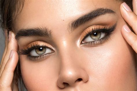 Cómo depilar tus cejas para encontrar la forma que mejor te queda