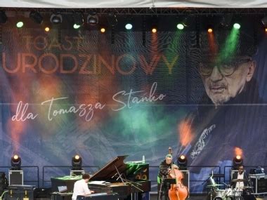 Toast Urodzinowy Dla Tomasza Sta Ko Koncert Przy Fontannie