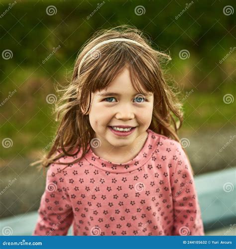 Le Monde Pour Les Enfants Est Plein De Plaisir Portrait D Une Adorable