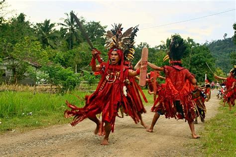 Foto Baju Adat Kawasaran Pakaian Ksatria Dari Minahasa Halaman