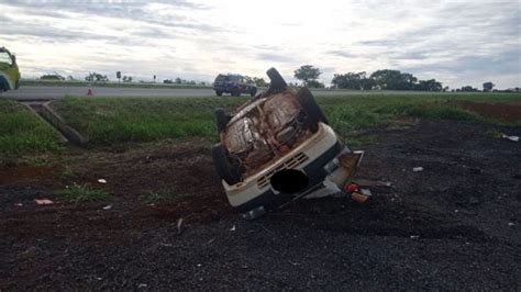 Jovem de 14 anos morre e pai fica ferido após carro capotar em Campo
