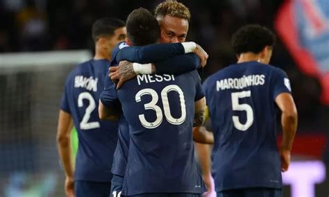 Una genialidad Messi marcó un brillante gol de tiro libre ante el Niza