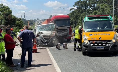 Acidente entre três caminhões deixa dois motoristas feridos na BR 376