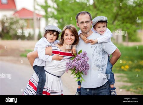 Familie von vier Mutter Vater und zwei Söhne Eltern mit den Kindern